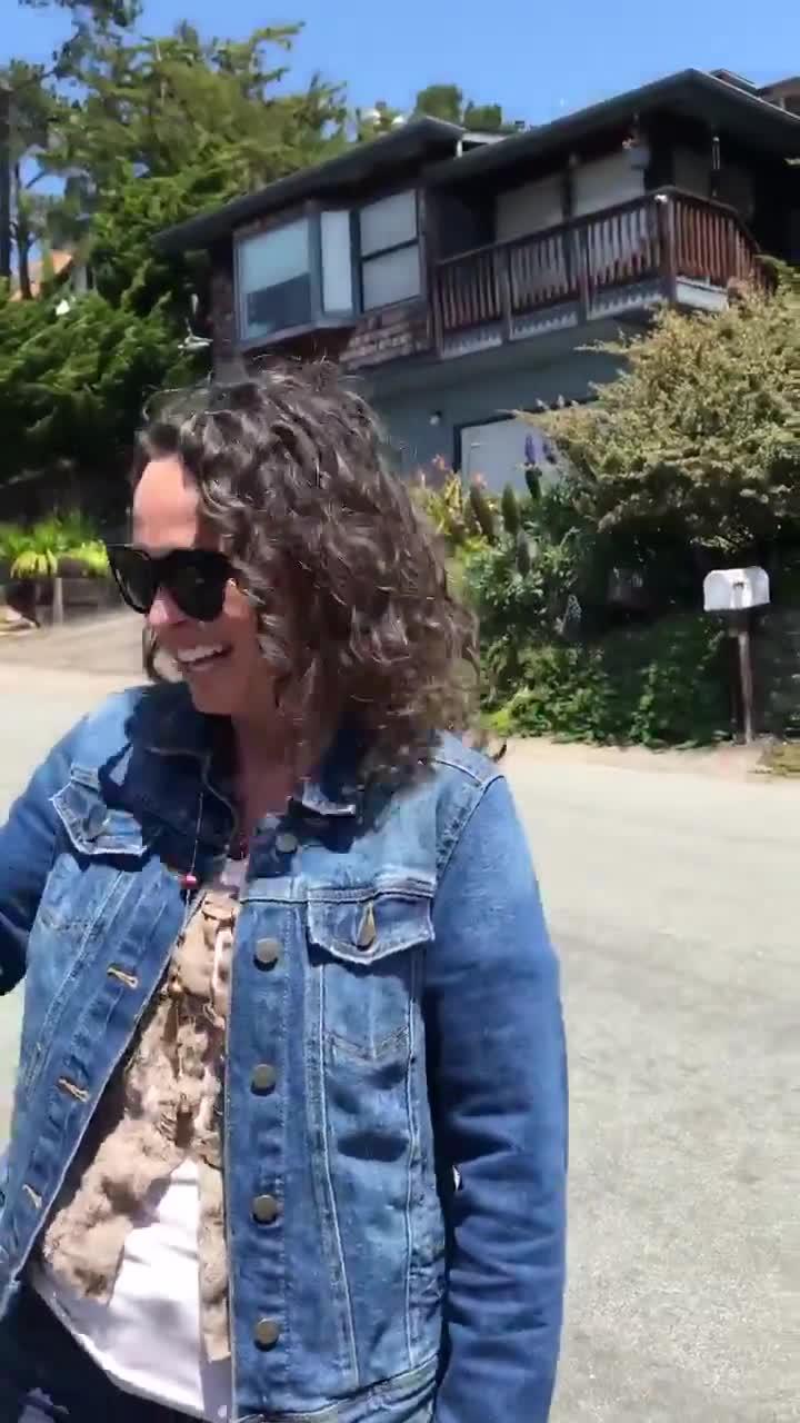 Daughter Surprises Mom With Visit On Mothers Day Poke My Heart